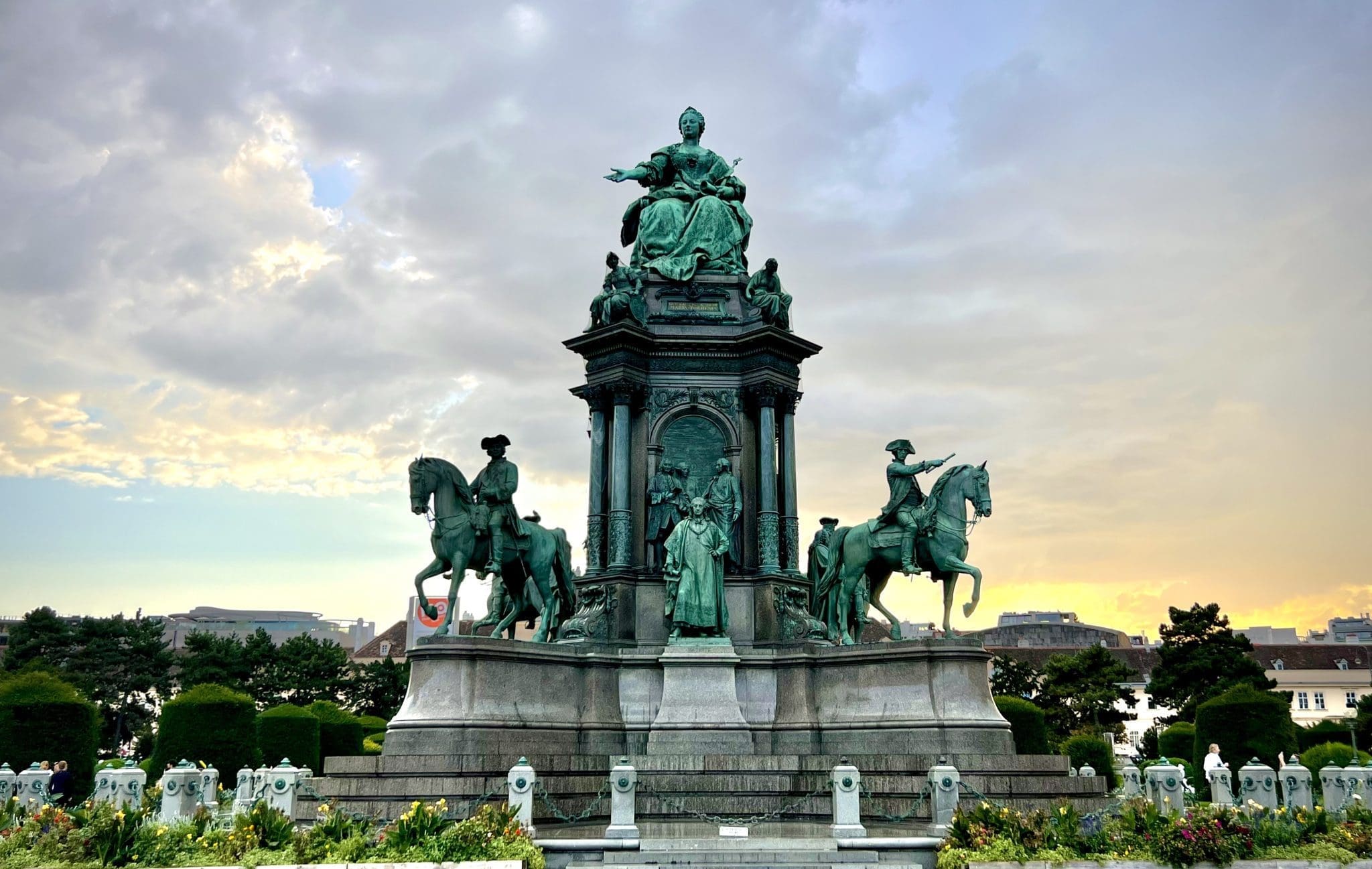 9 Best Cocktail Bars in Vienna (From Chill to Speakeasy)